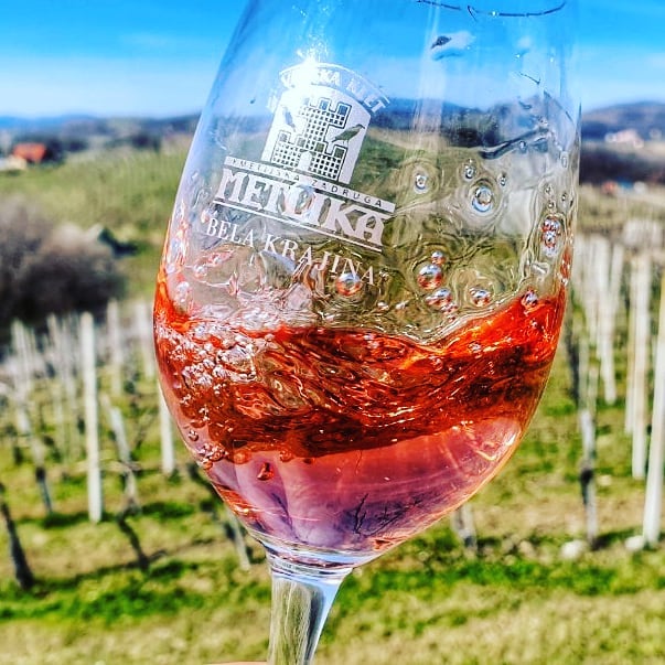 Slovinské růžové víno "Rosé" má příchuť čerstvých malin ...